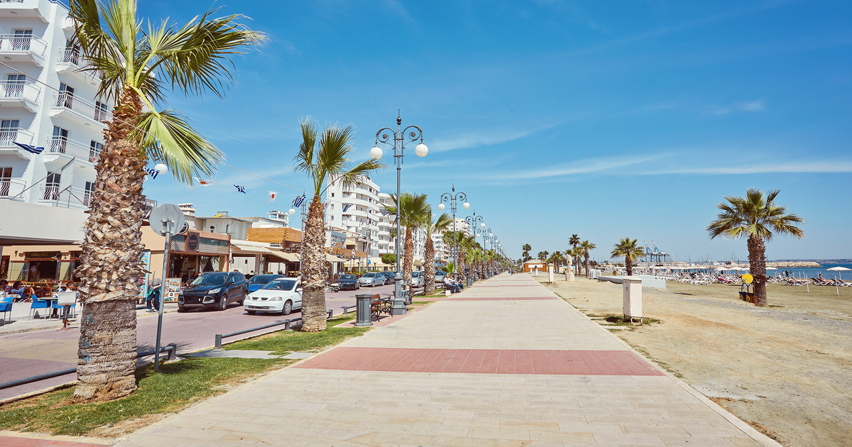 Larnaca municipality enhances Finikoudes beachfront walkway — home.cy